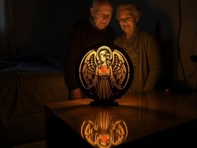 Li-Go "Anděl s karneolovým srdcem" dřevěná lampa s dvojitým podsvícením 20x22 cm dub