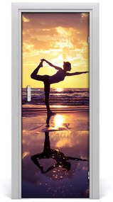 Fototapeta na dveře lidé joga na pláži 75x205 cm