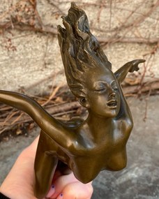 Erotická bronzová socha - Nahá sexy žena na křesle