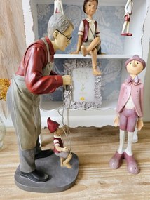 Dekorace muž s loutkou Pinocchio - 16*14*36 cm