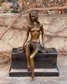 Erotická bronzová socha soška - Polonahá sexy žena