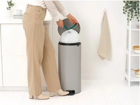 Světle šedý nášlapný ocelový odpadkový koš 30 l NewIcon – Brabantia