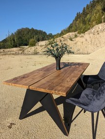 Jídelní stůl z dubového masivu Héfaistos v industriálním designu Velikost Desky: 1600x900 (mm)