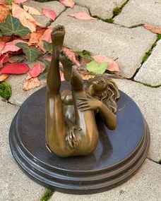 Bronzová socha soška - Nahá žena striptérka 2
