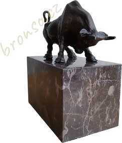 Impozantní bronzový býk Wall Street – symbol síly, úspěchu a prosperity, pravý bronz na mramoru