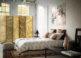 Pokojová zástěna Královská úcta II - luxusní textura zlaté látky na světle