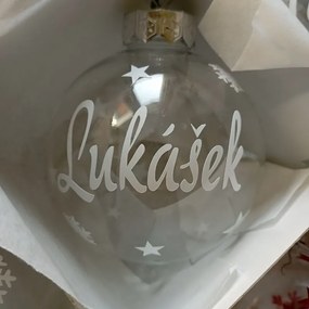 PLASTOVÁ vánoční baňka se jménem 8 cm - bílé písmo