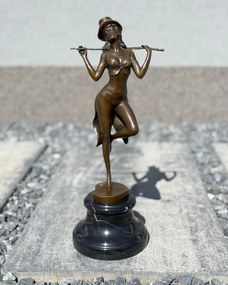 Bronzová socha kabaretní tanečnice – elegantní burleskní figurka
