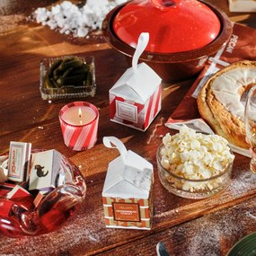 Voluspa svíčka Gingerbread Chalet v dárkové chaloupce, 72 g