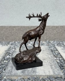Bronzová socha Jelen – lovecká soška na skále, luxusní dekorace