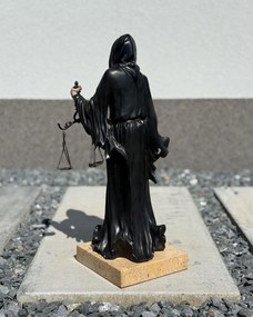 Bronzová socha Smrtka – figurka s kosou a váhami