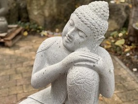 Buddha v odpočinku – ručně tesaná kamenná socha klidu a meditace