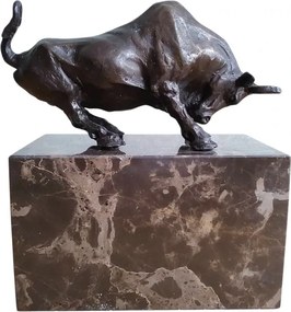 Impozantní bronzový býk Wall Street – symbol síly, úspěchu a prosperity, pravý bronz na mramoru