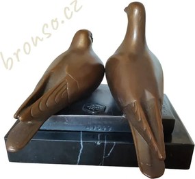 Bronzová soška holubic – číslovaná umělecká figurka lásky na mramorovém podstavci | Ručně odlévaný bronz s pečetí