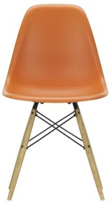 Eames Plastic Chair DSW medový jasan rezavá černé na koberec Vitra