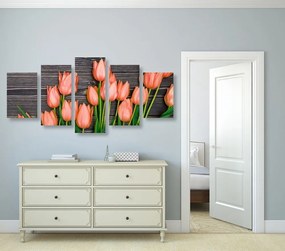 5-dílný obraz okouzlující oranžové tulipány na dřevěném podkladu - 200x100 cm