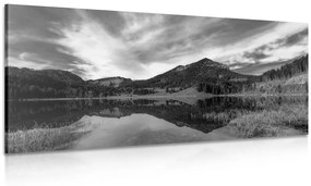 Obraz jezero pod kopci v černobílém provedení - 100x50 cm