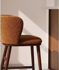 Čalouněná barová židle v terakotové barvě (výška sedáku 65 cm) Ciselia – Kave Home