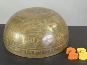 Rytinou zdobená tibetská zpívající mísa 23.5 cm