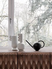 ferm LIVING Konvička na zalévání Black Orb Wattering Can 2 l, černá barva, kov