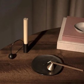 ferm LIVING Kovový svícen Balance Black Brass, černá barva