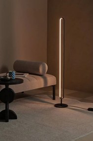 Matně černá kovová LED stmívatelná stojací lampa (výška 130 cm) Loop – Ellos Home