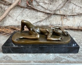 Erotická bronzová socha - Ležící nahý muž 2