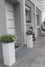 Květináč BLOCK, pozink, výška 80 cm, bílý, vč. zavlaž. systému