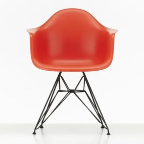 Eames Plastic Armchair DAR černě lakovaná červená černé na koberec Vitra