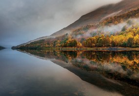 Postershop Fototapeta: Podzimní les v mlze a jezero - 368x254cm