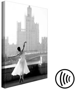 Obraz Tanec podél řeky (1-dílný) svislý - fotografie města s ženou