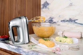 Ruční mixér KitchenAid krémový