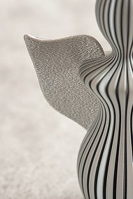 ANDĚL CARO - Designová soška ve tvaru anděla, s jemným vzorem, šedá
