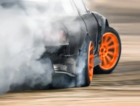 Vícedílný obraz Unášené Auto V Oblaku Kouře Nedostatek Nedostatek Přírodní plátno 120x90