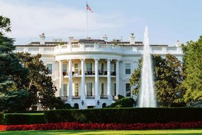 DIMEX | Samolepicí vliesová fototapeta na zeď Bílý dům ve Washingtonu MA-5-2994 | 375 x 250 cm | zelená, modrá, červená, bílá