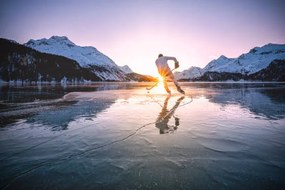 Fotografie Ice hockey player skating on frozen, Roberto Moiola / Sysaworld, (40 x 26.7 cm)