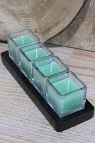 Zelené svíčky ve skle na dřevěné táck 20cm