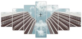 Obraz letadla mezi budovami (210x100 cm)