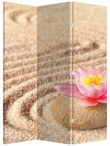 Paraván - Kámen s květinou na písku (126x170 cm)