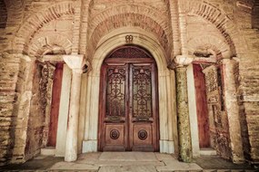 DIMEX | Samolepicí vliesová fototapeta na zeď Starověké kostelní dveře MA-5-0790 | 375 x 250 cm | bílá, béžová, hnědá