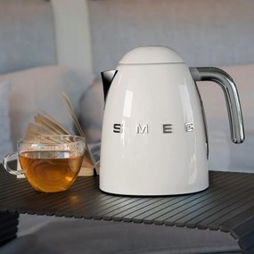 Krémová rychlovarná konvice z nerezové oceli 1,7 l Retro Style – SMEG