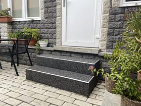 Báča Beton Kamenný koberec na stěnu Grigio Carnico Frakce: Střední (1 – 4 mm), vydatnost setu 3,5 m², Doporučené použití v: exteriéru - polyuretanové pojivo