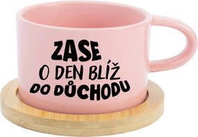 ZASE O DEN BLÍŽ DO DŮCHODU - růžový hrníček makronka 200 ml