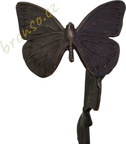 Motýli na dlani – bronzová socha, ručně vyrobená umělecká dekorace symbol naděje a lehkosti (Socha Motýli sedící na dlani – bronzová ručně vyrobená)