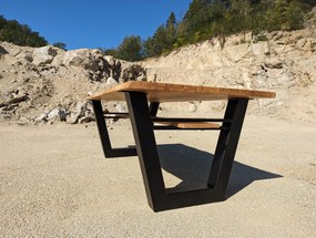 Jídelní stůl z dubového masivu Qído v industriálním designu Velikost Desky: 1700x900 (mm)