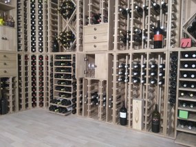 Expovinalia Regál na víno PETÍN I Borovice s černým nátěrem