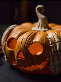 Sinsay - Halloweenský svícen na LED svíčky ve tvaru dýně s kostlivými rukama - oranžová