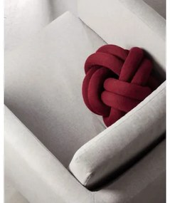 Dekorativní polštář Knot Bordeaux Design House Stockholm