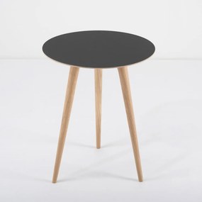 Odkládací stolek z dubového dřeva s černou deskou Gazzda Arp, ⌀ 45 cm