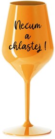 NEČUM A CHLASTEJ! - oranžová nerozbitná sklenice na víno 470 ml